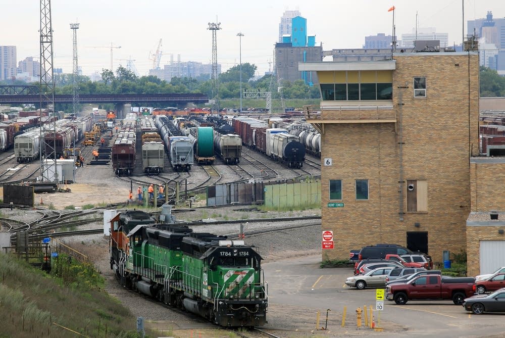 Despite service woes, BNSF posts strong earnings | MPR News