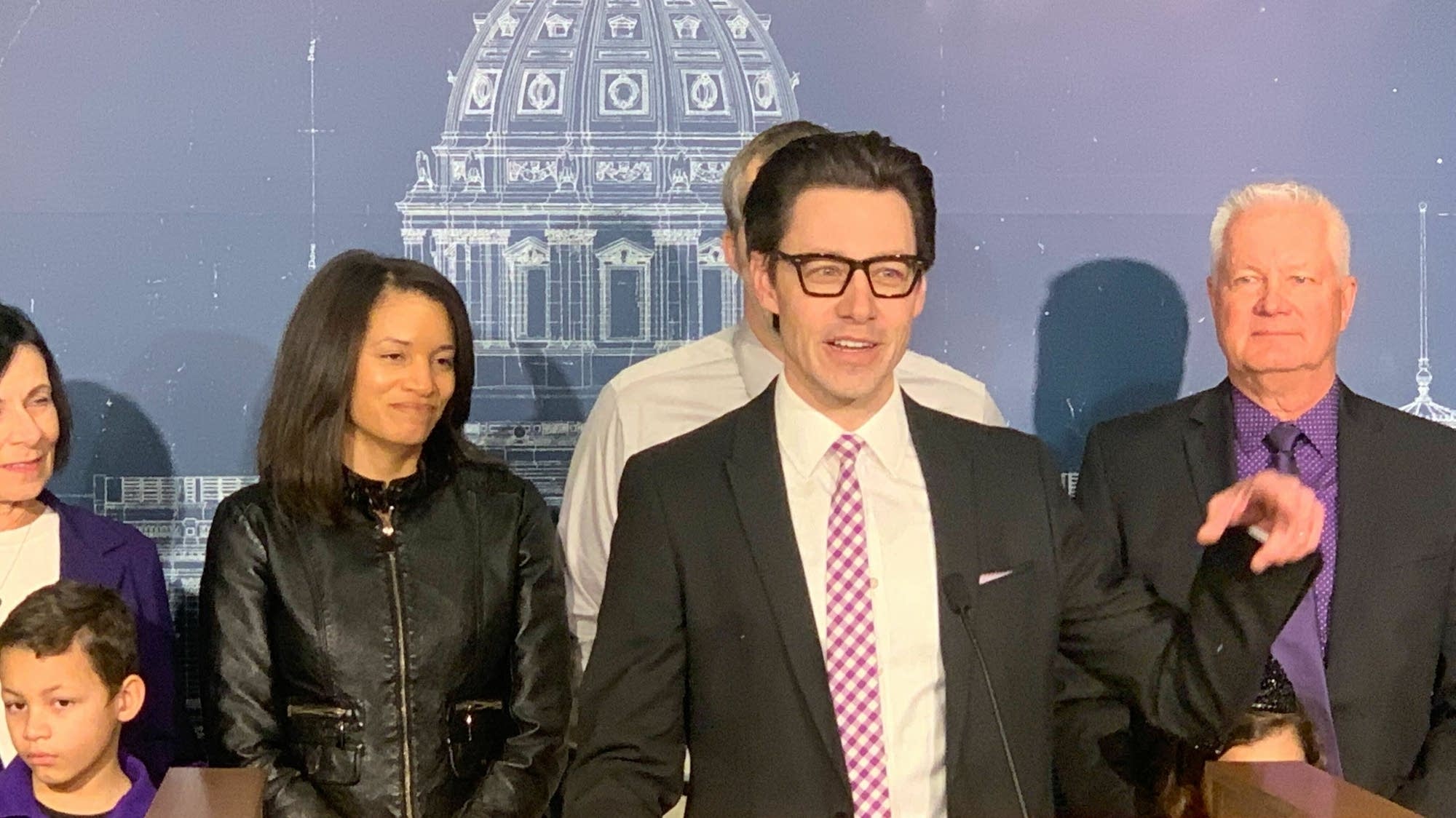 Ex-broadcaster Hepola launches 3rd party governor bid | MPR News