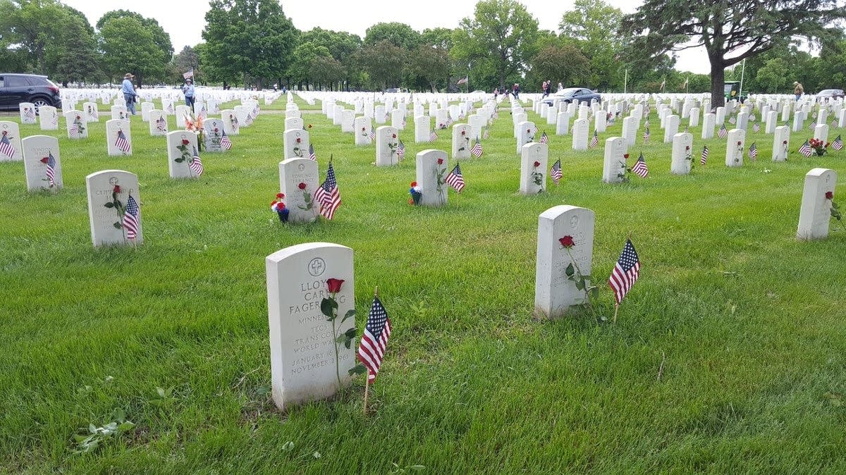 Hundreds observe Memorial Day under gray skies at Fort Snelling ...