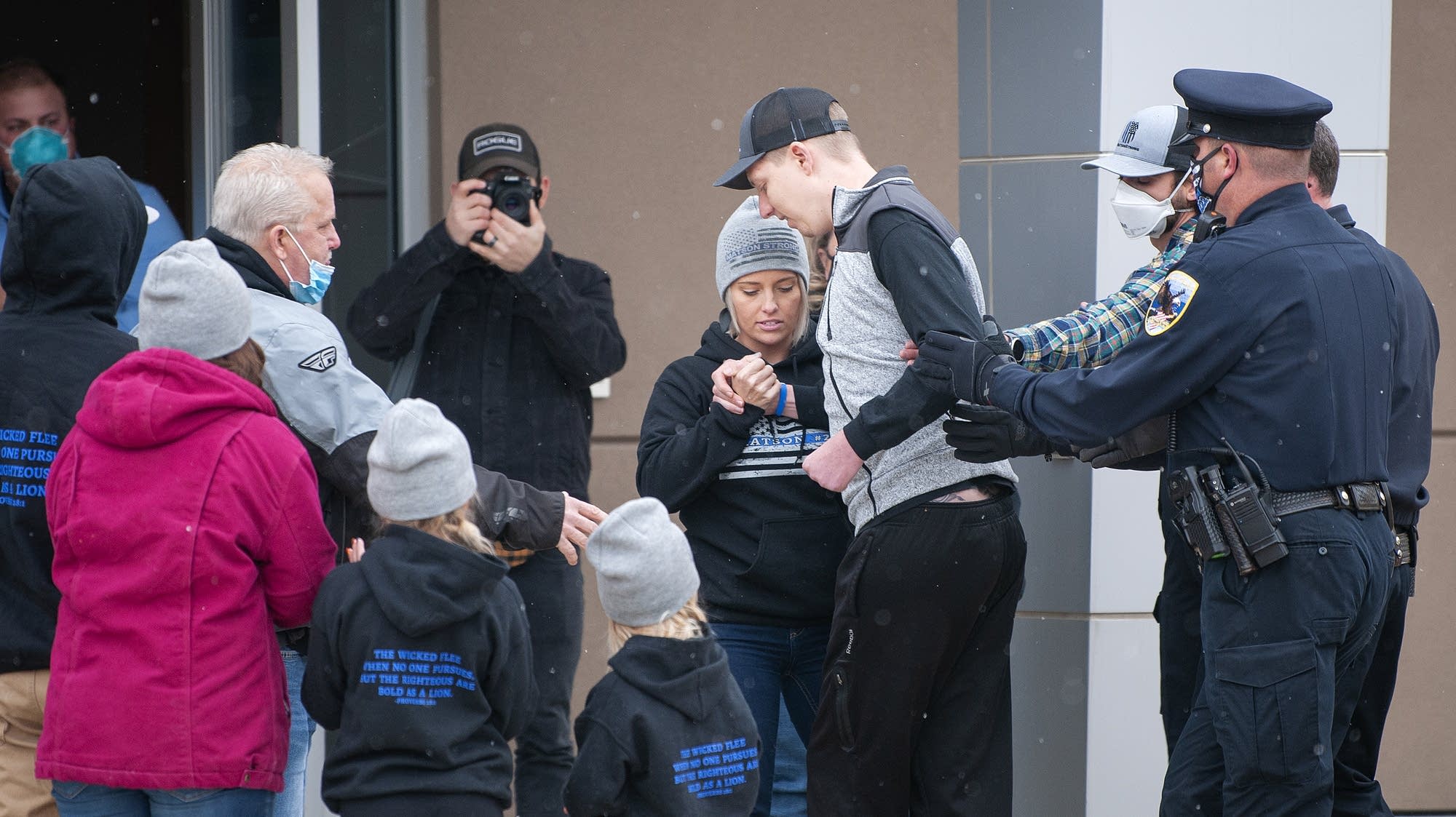 Waseca welcomes back police officer recovering from shooting | MPR News