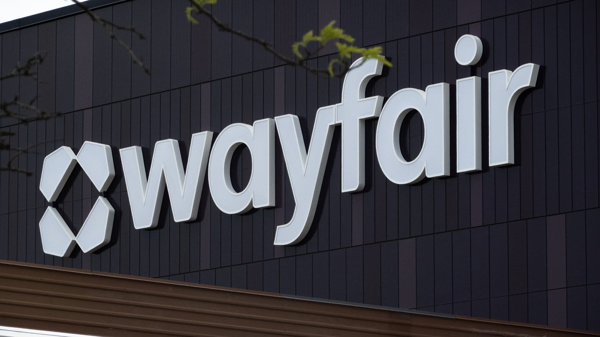 Wayfair outpaces home furnishing sales slump — for now