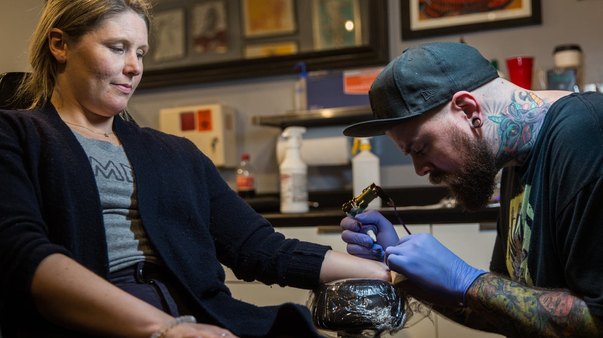 'She persisted': Women pack Mpls. tattoo shop for solidarity in ink ...