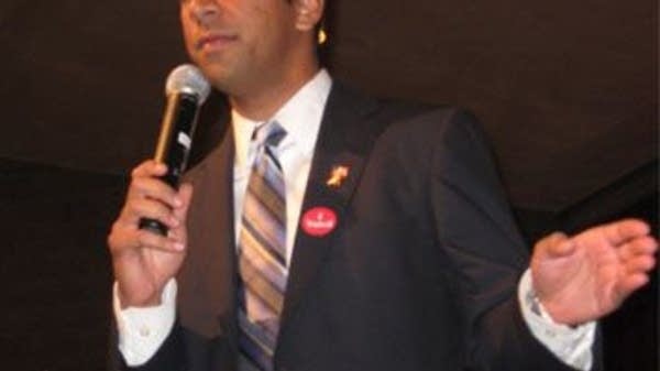 Students grill Madia on Russia, Georgia, baseball… and dating | MPR News