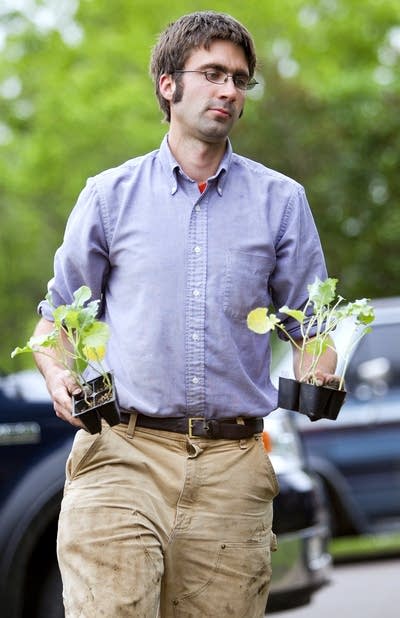 Program gives jobs to teens, fresh produce to restaurants | MPR News