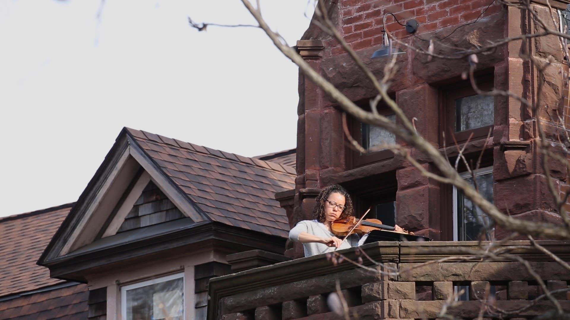 Daily dose of sweetness: St. Paul violinist puts on tiny balcony ...