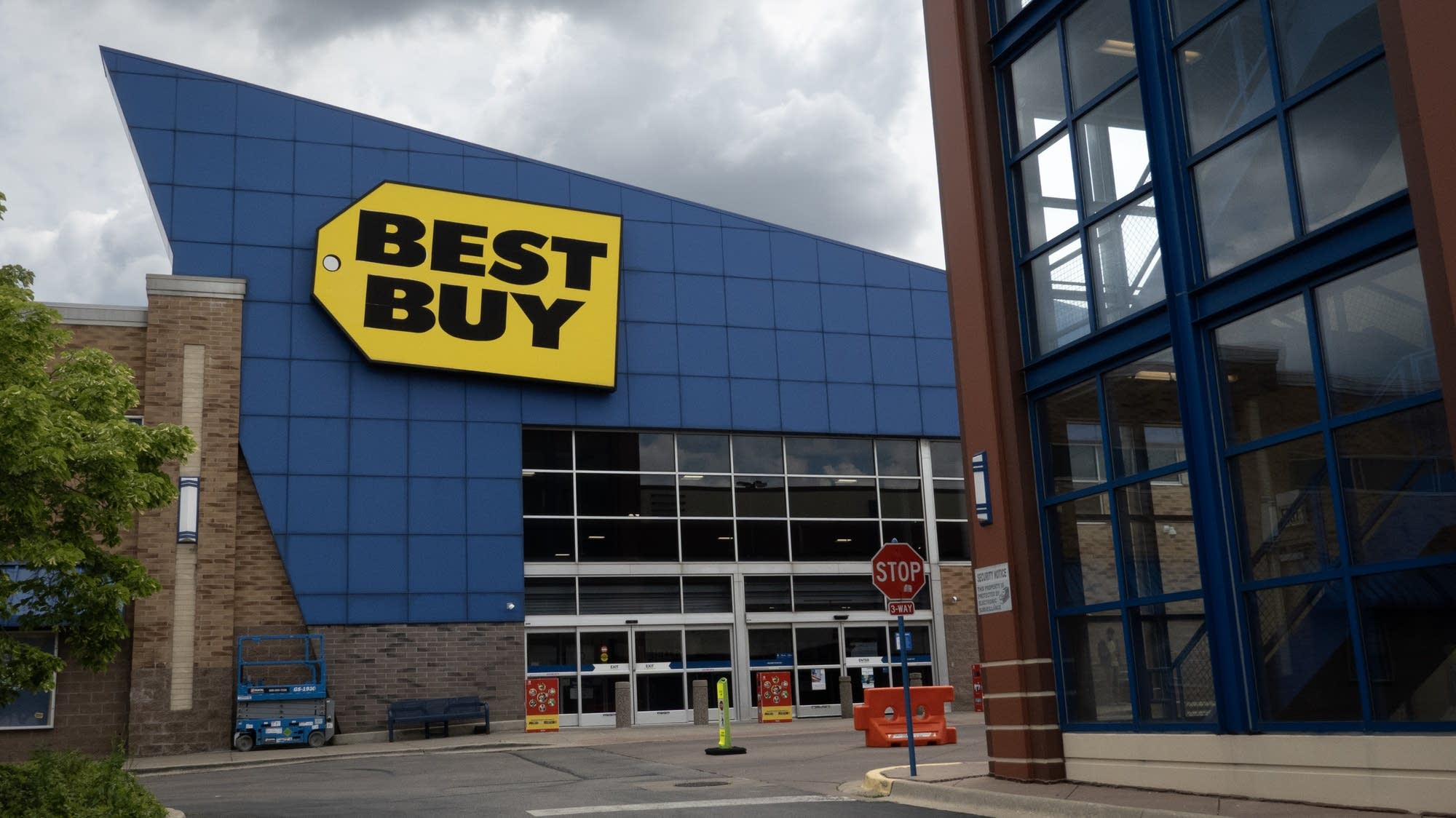 Best Buy opens to third party sellers