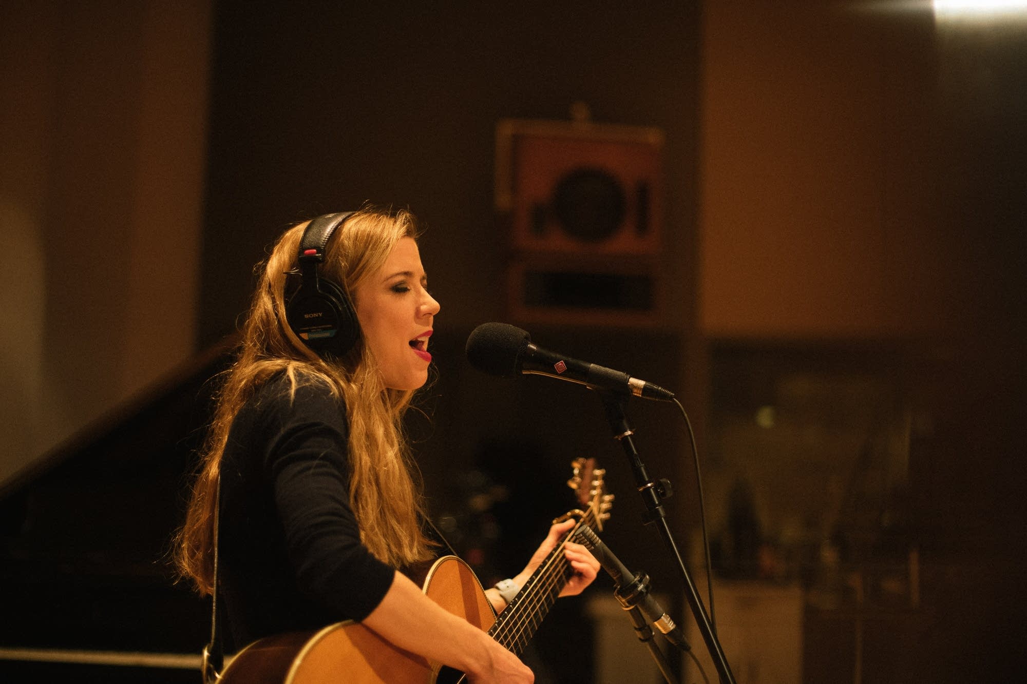 Sarah Morris performs songs from 'All Mine' at Radio Heartland | The ...