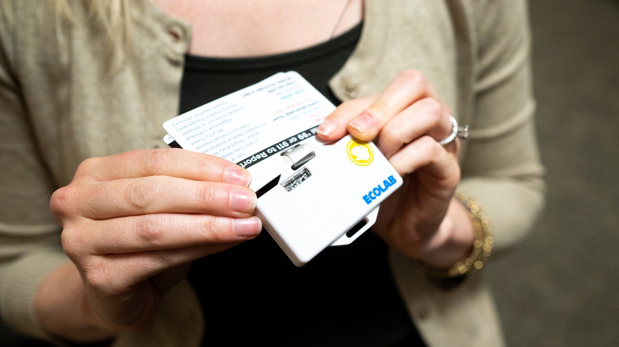 High-tech badges track hand-washing by hospital medical staff to ...