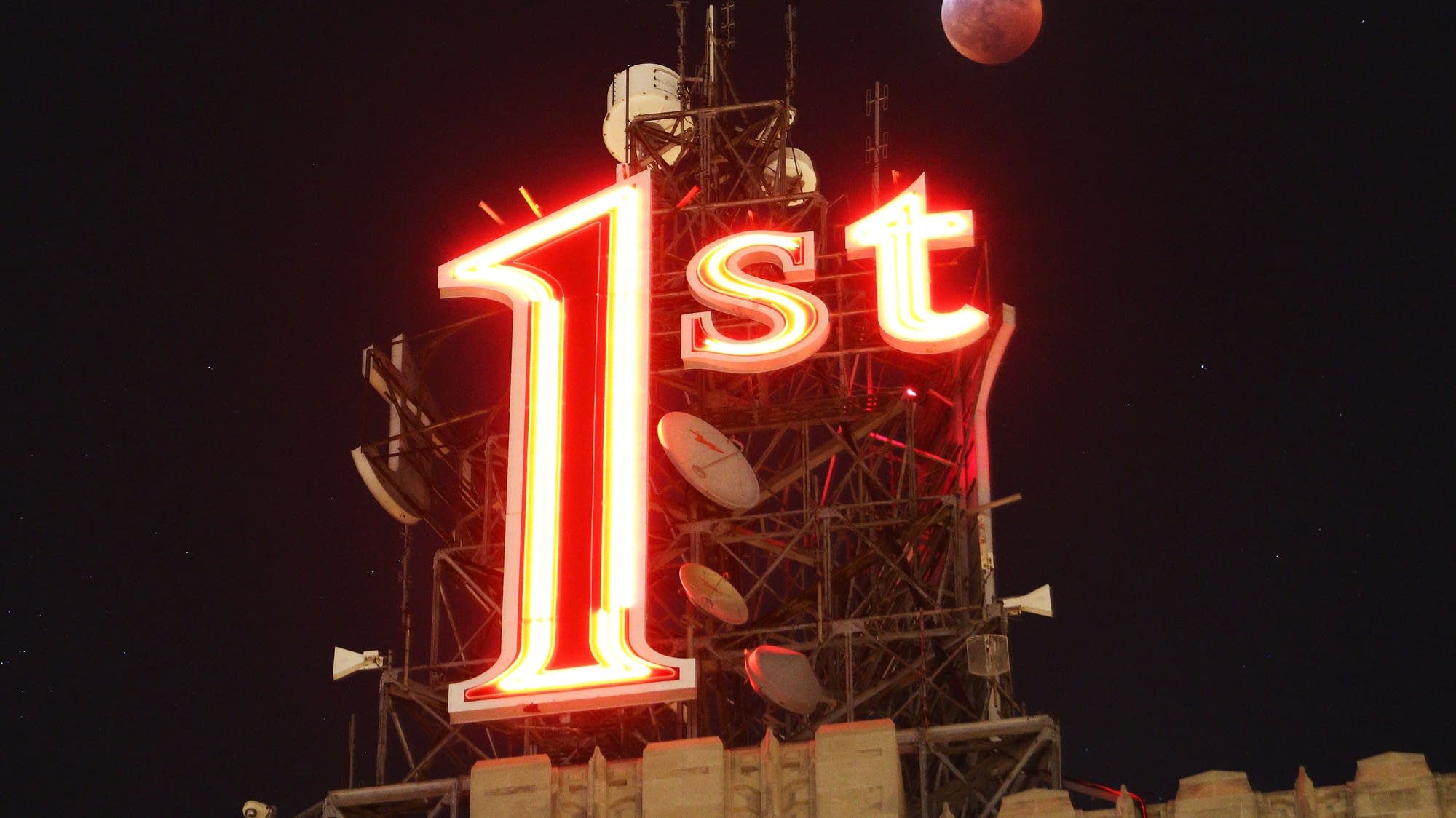 Lunar eclipse provides celestial treat for Minnesota skywatchers | MPR News