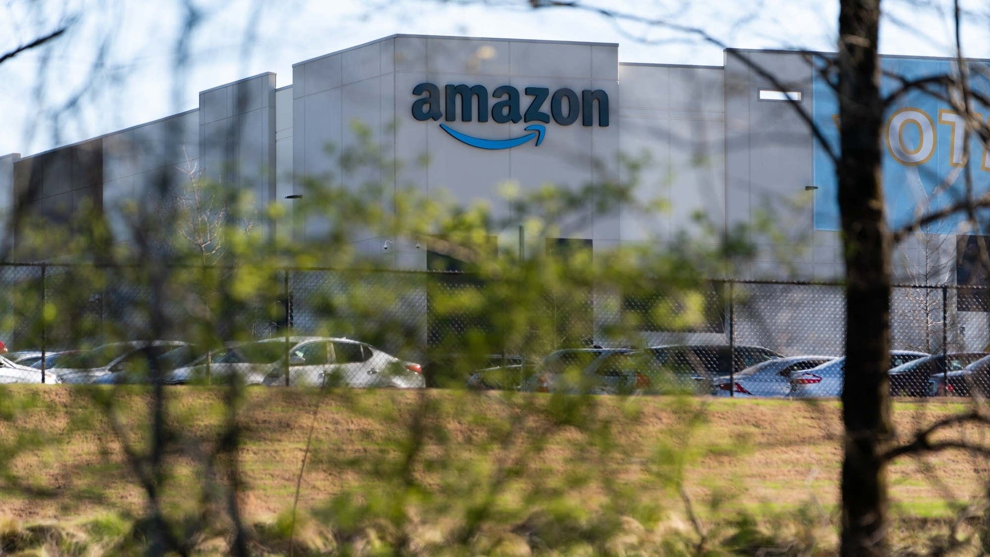 Amazon warehouse workers reject union bid in Alabama