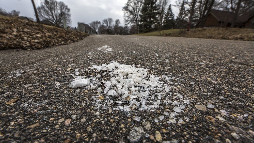 MnDOT cuts back road salt use to save money, protect water | MPR News