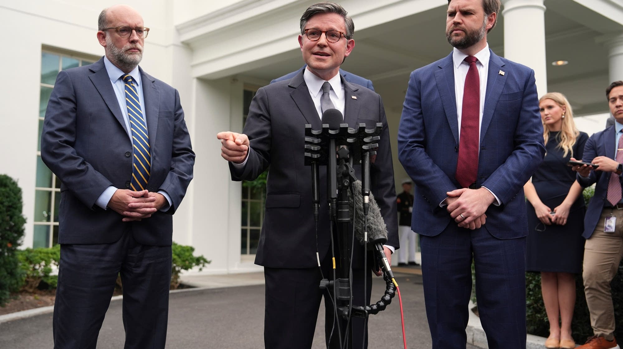 Trump’s Oval Office meeting fails to stop U.S. government shutdown ...