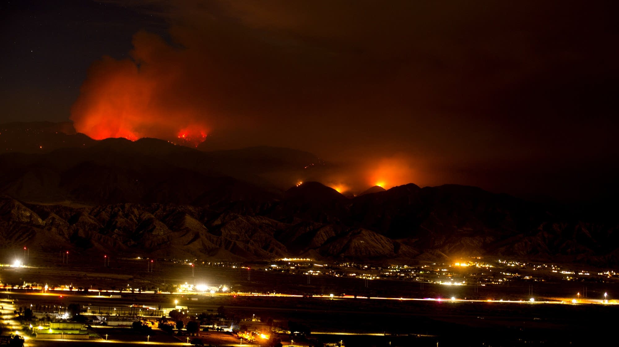 Thousands remain evacuated from Southern California wildfire | MPR News