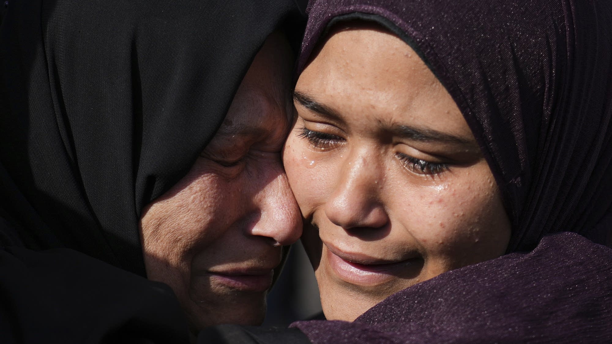 Witnesses and aid groups report a surge in looting in desperate Gaza ...