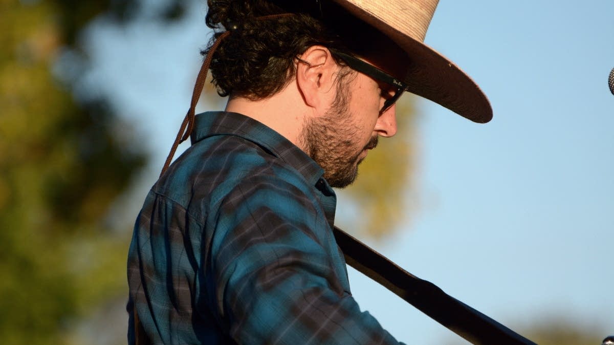 Music writer Youa Vang on Mason Jennings projects, a signing musician ...