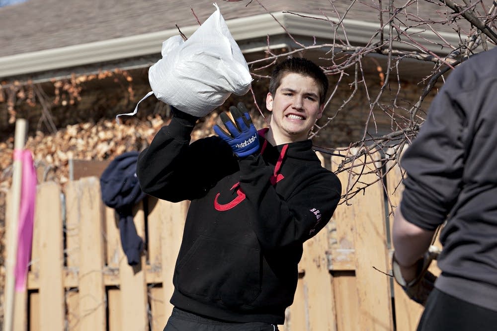 Photos: Fargo flood fighters stack sandbags ahead of Red River's rise ...