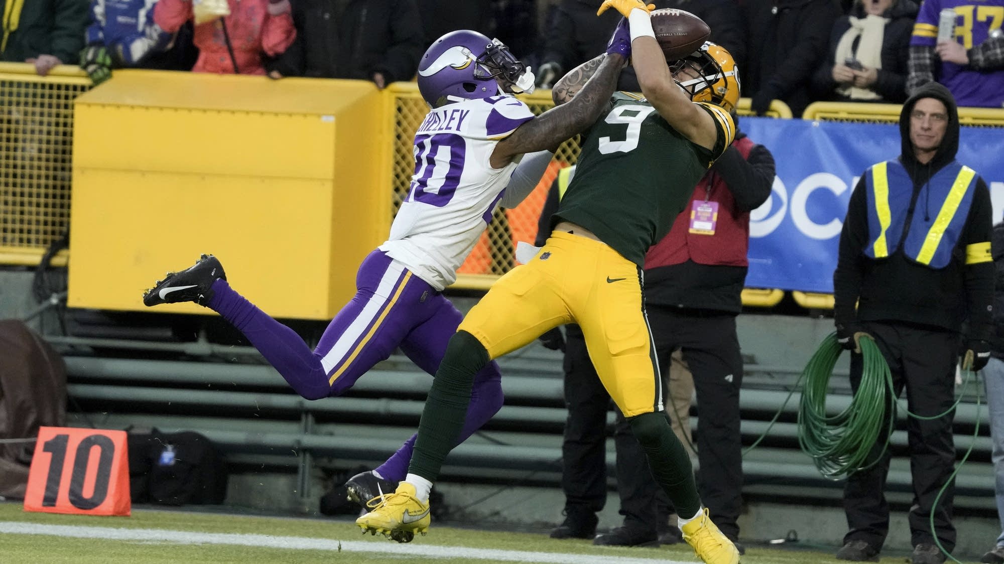 Rodgers, Packers rout Vikings 41-17, control playoff fate | MPR News