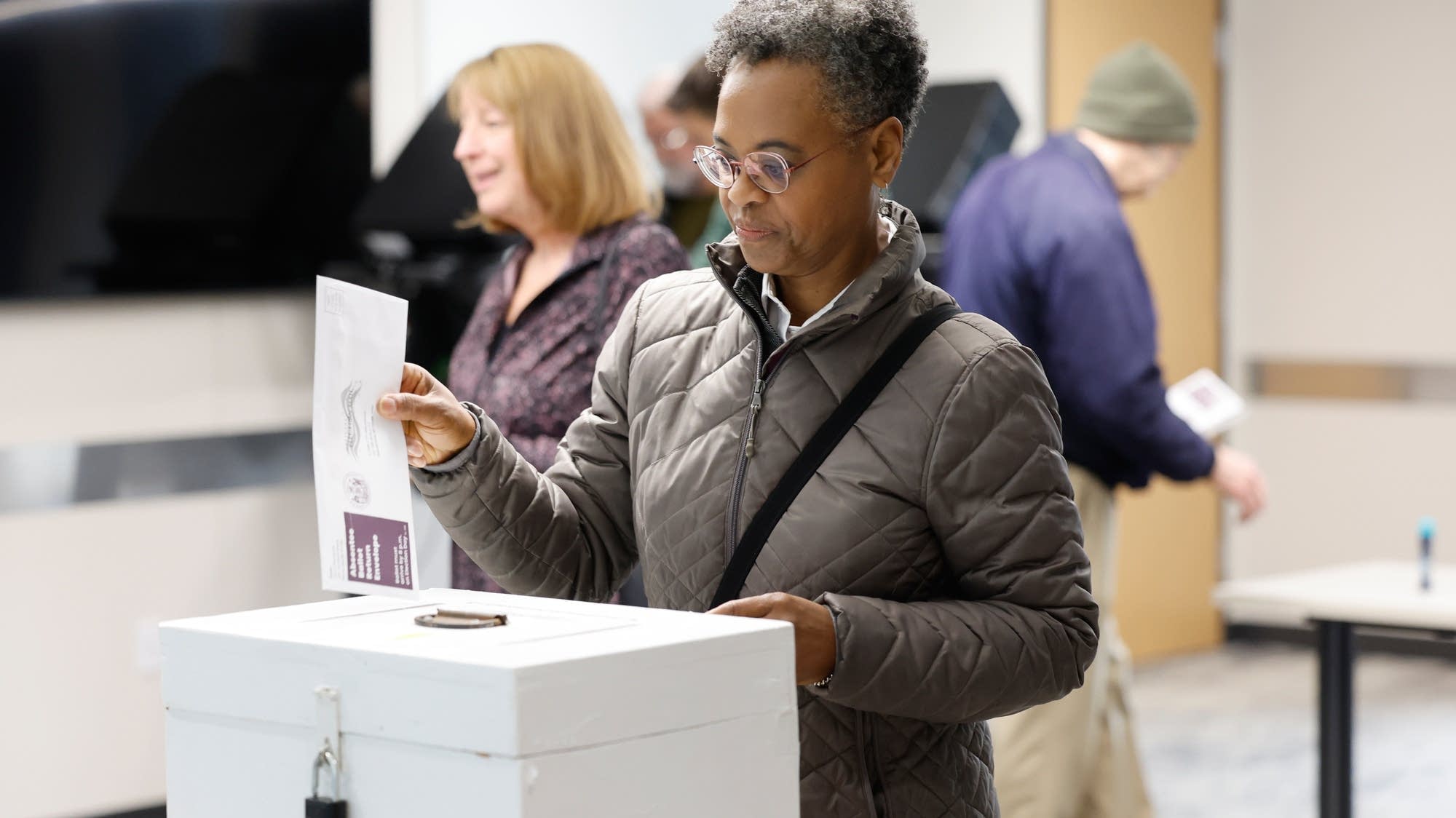 Wisconsin voters cast ballots under national spotlight to decide ...