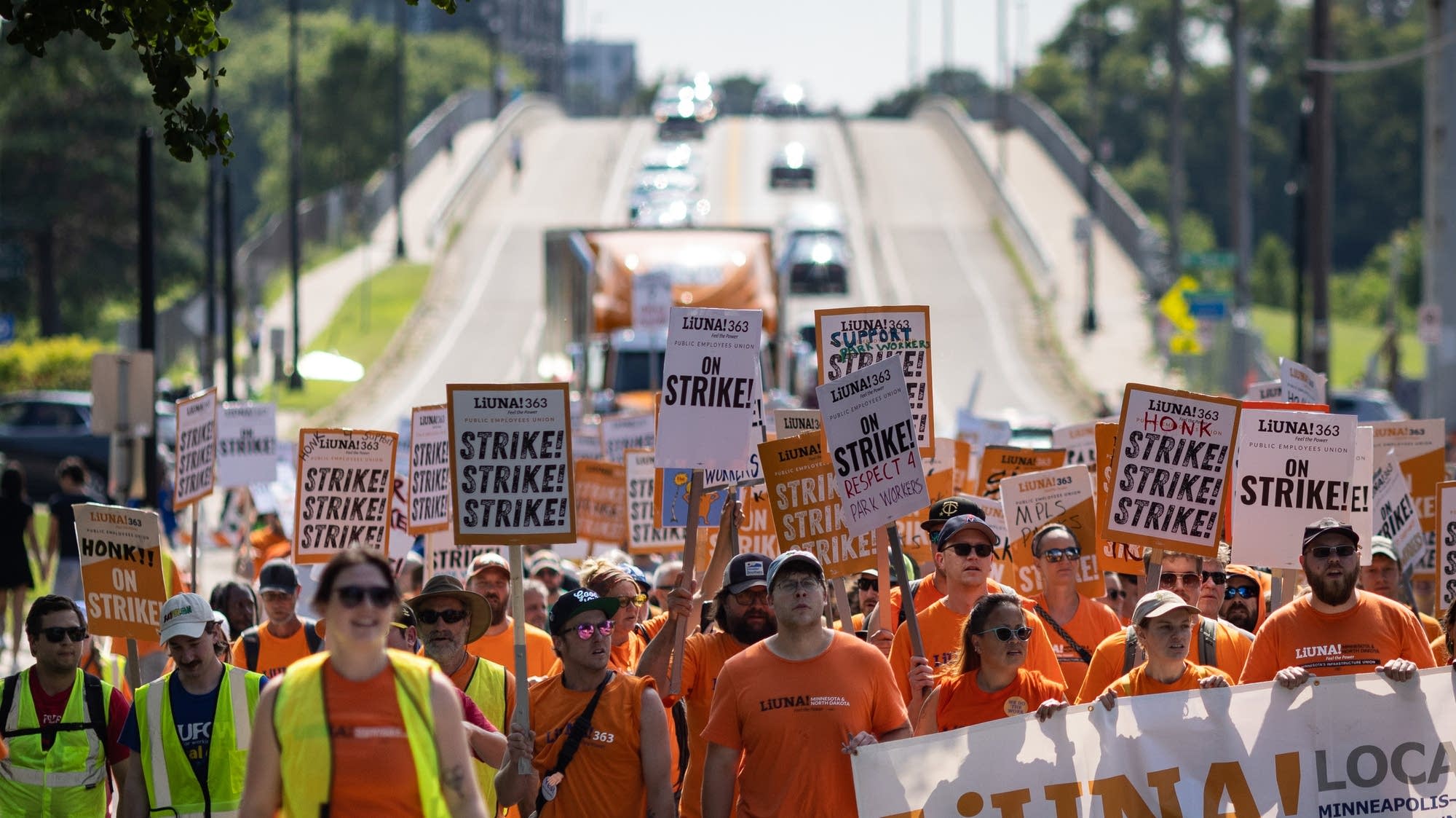 Minneapolis park workers approve new contract | MPR News