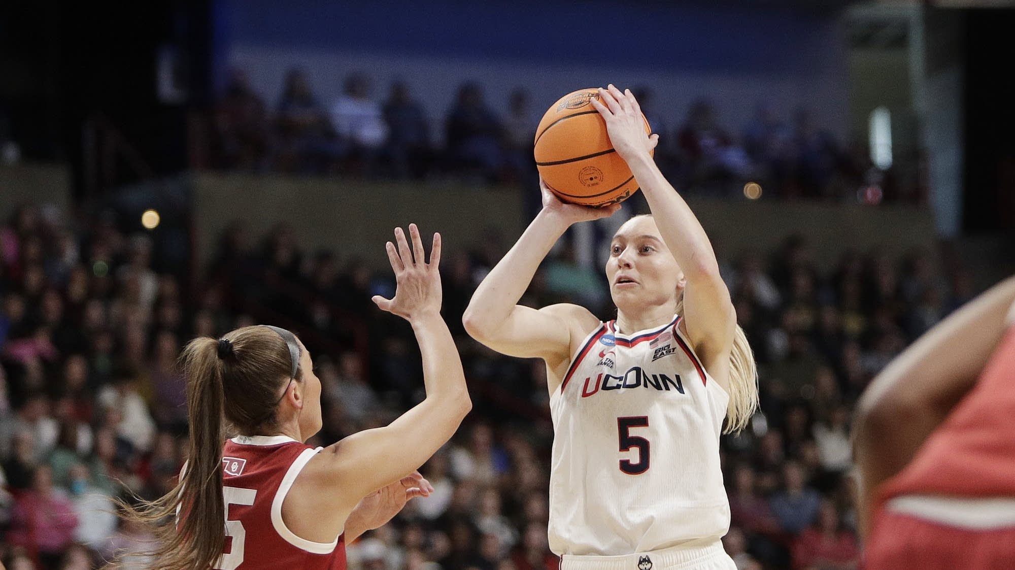 Bueckers has career-high 40 to lead one-woman March Madness rout for UConn, 82-59 over Oklahoma ...