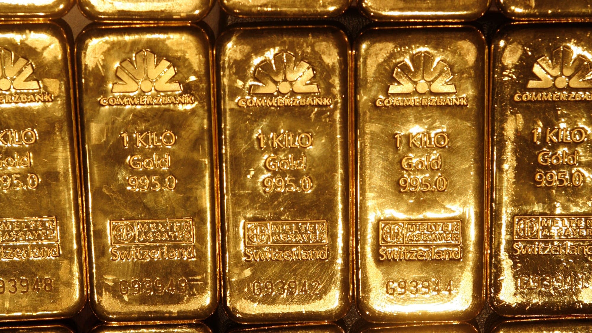 Gold continues to lose value sharply