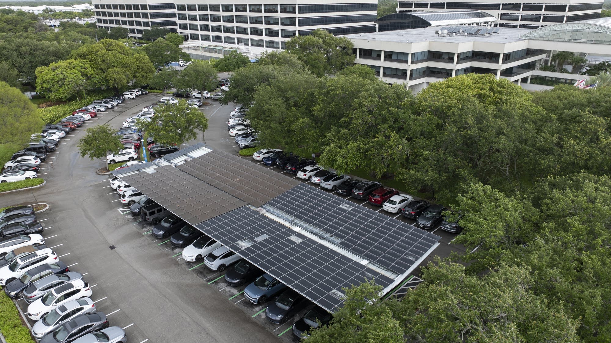 Commercial solar projects scramble ahead of tax credit deadline