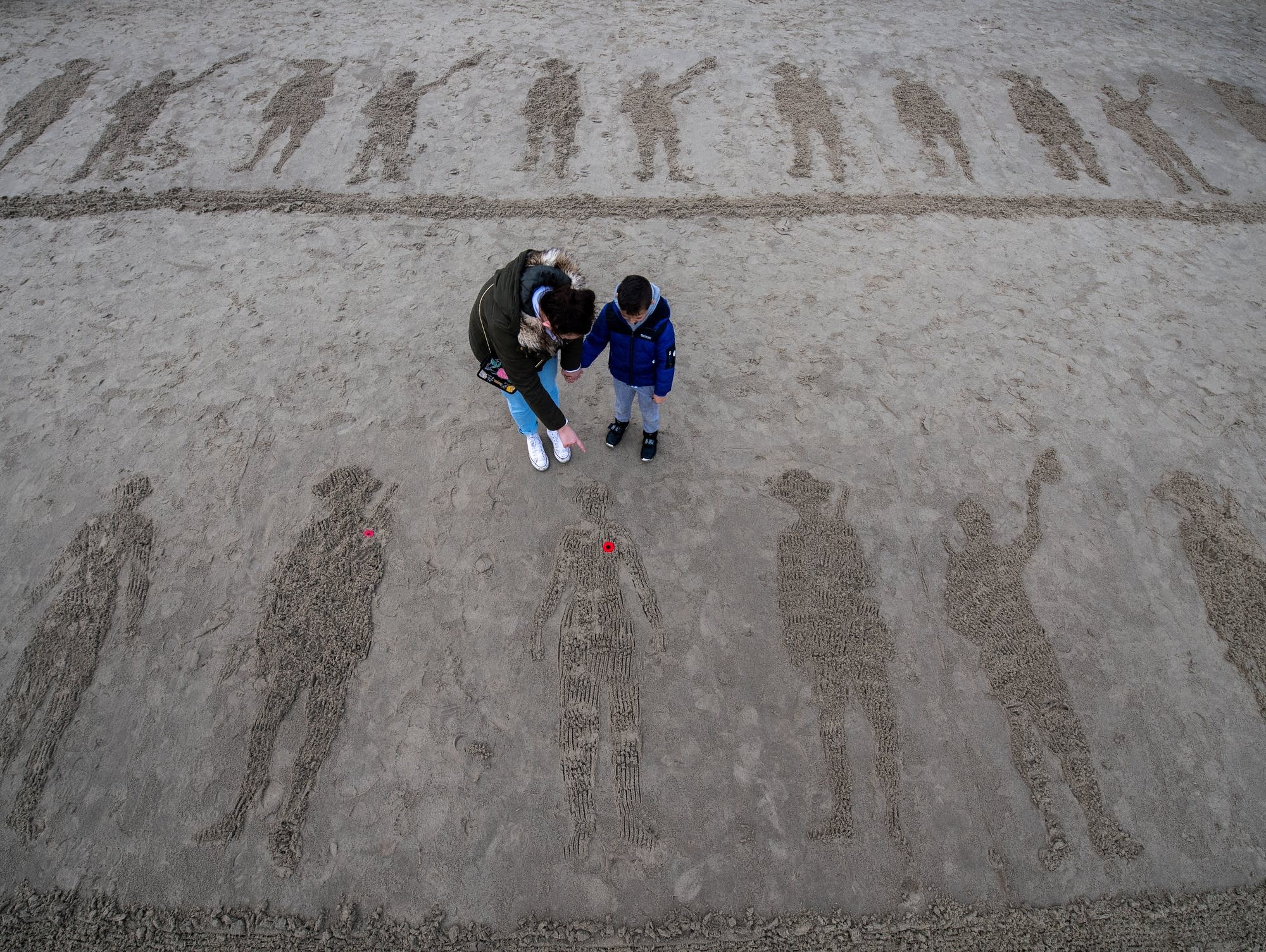 Ephemeral beach art display honors fallen World War I soldiers | MPR News