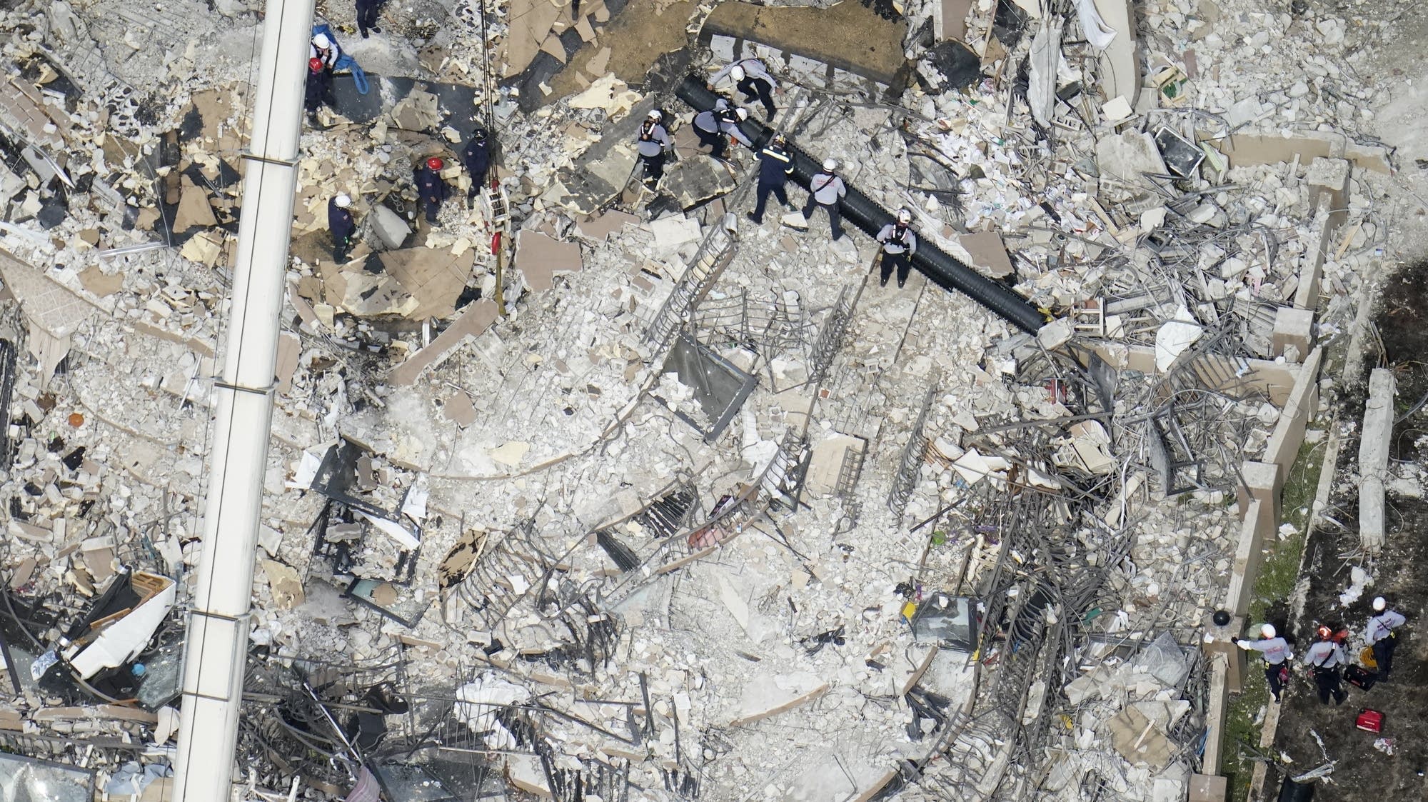 'Deep fire' slowing rescue effort at collapsed Florida building; death ...