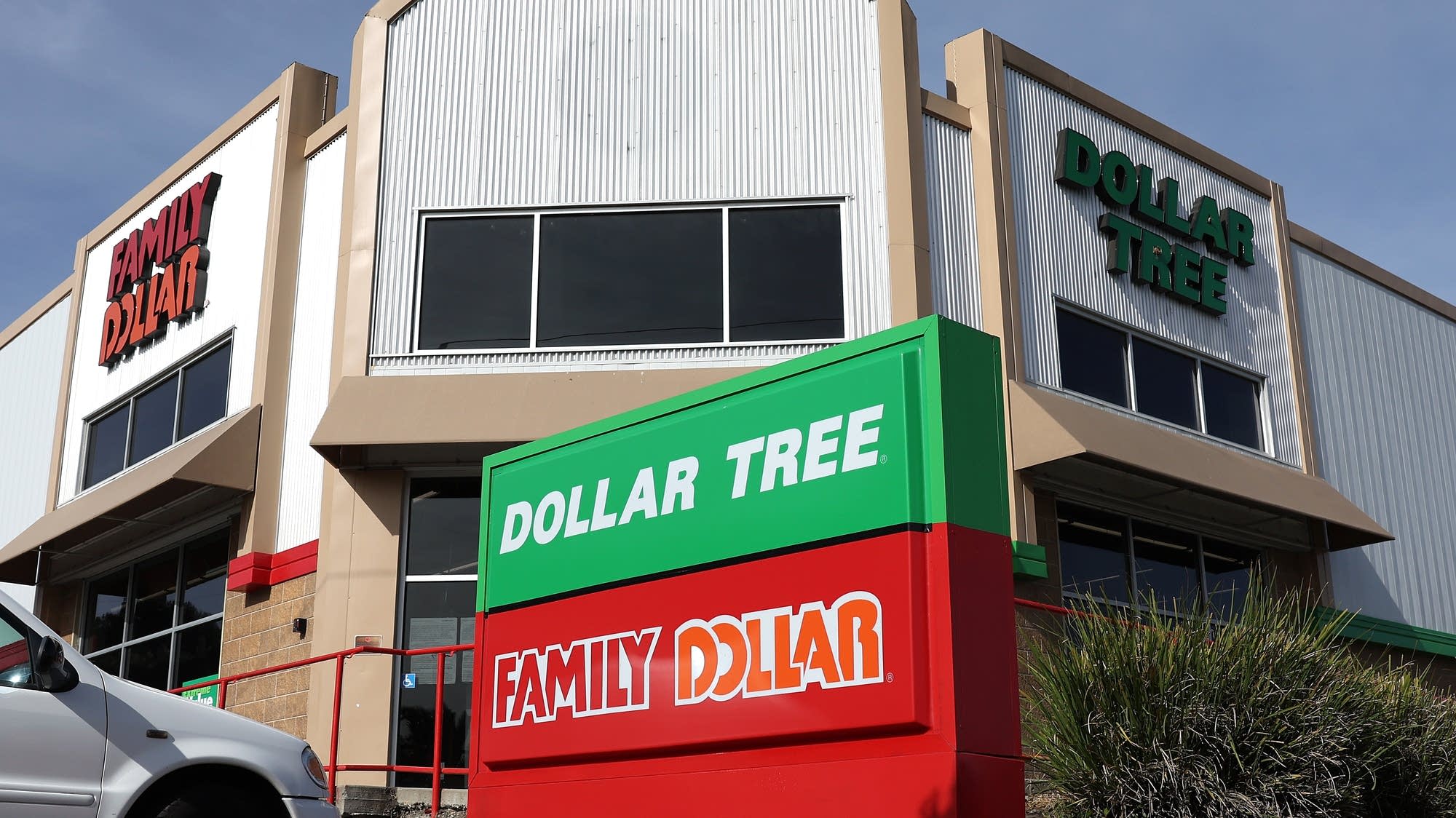 Discount retailers like Dollar Tree fare expect sales to slow
