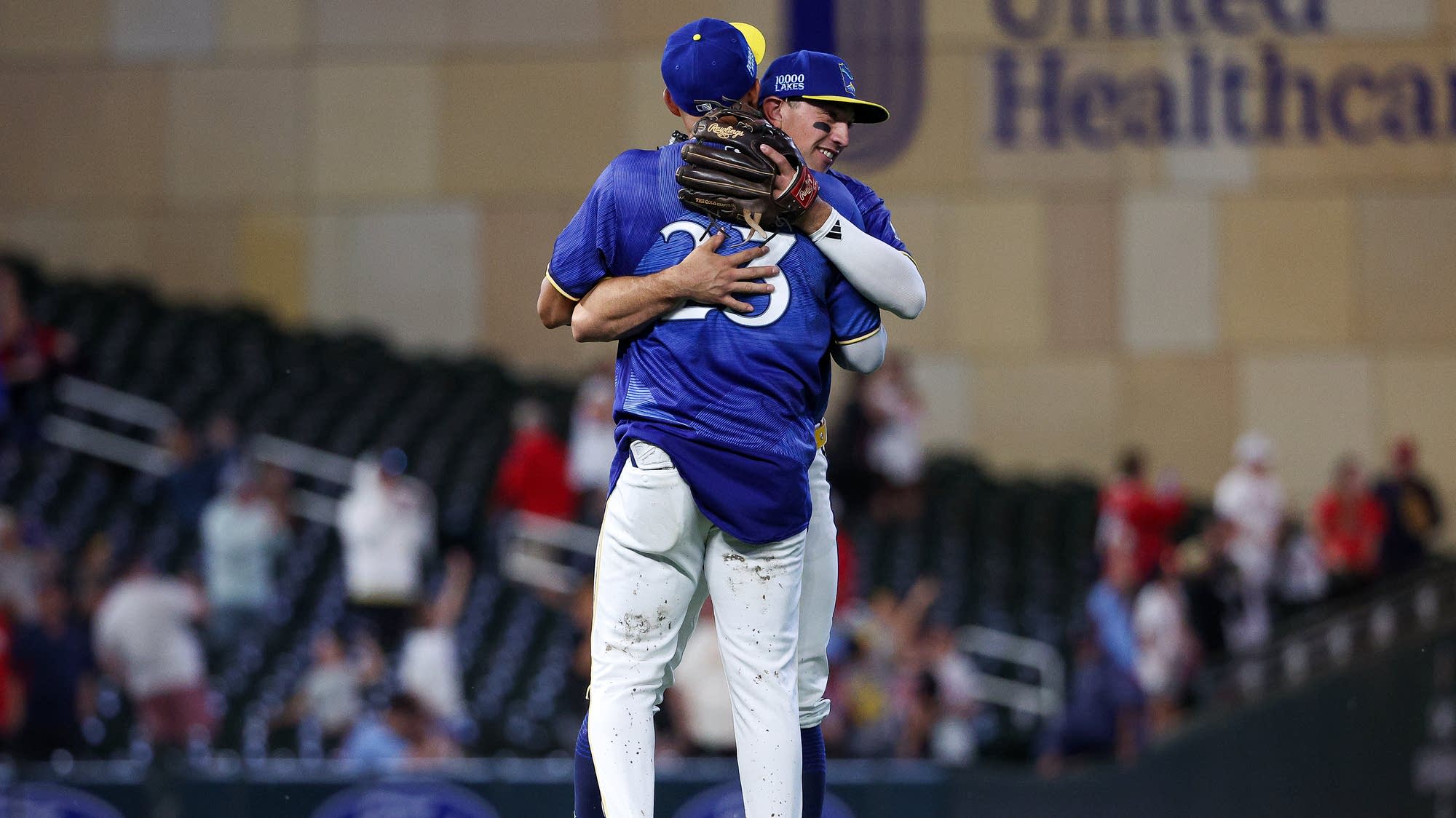 Clemens, Lewis, Lee homer off Stanek in the Twins' 9-8 win over the ...