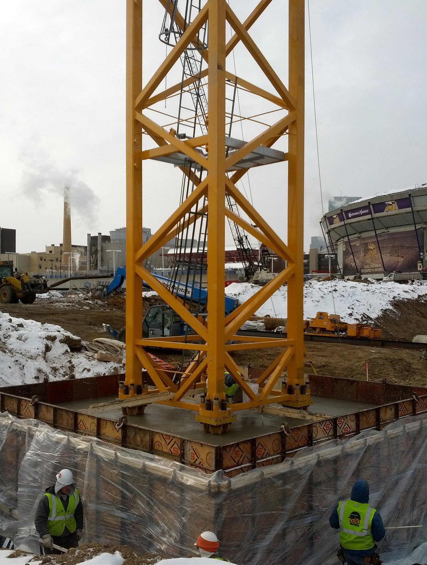 Movin’ on up: workers to install tower crane at Vikings stadium site ...