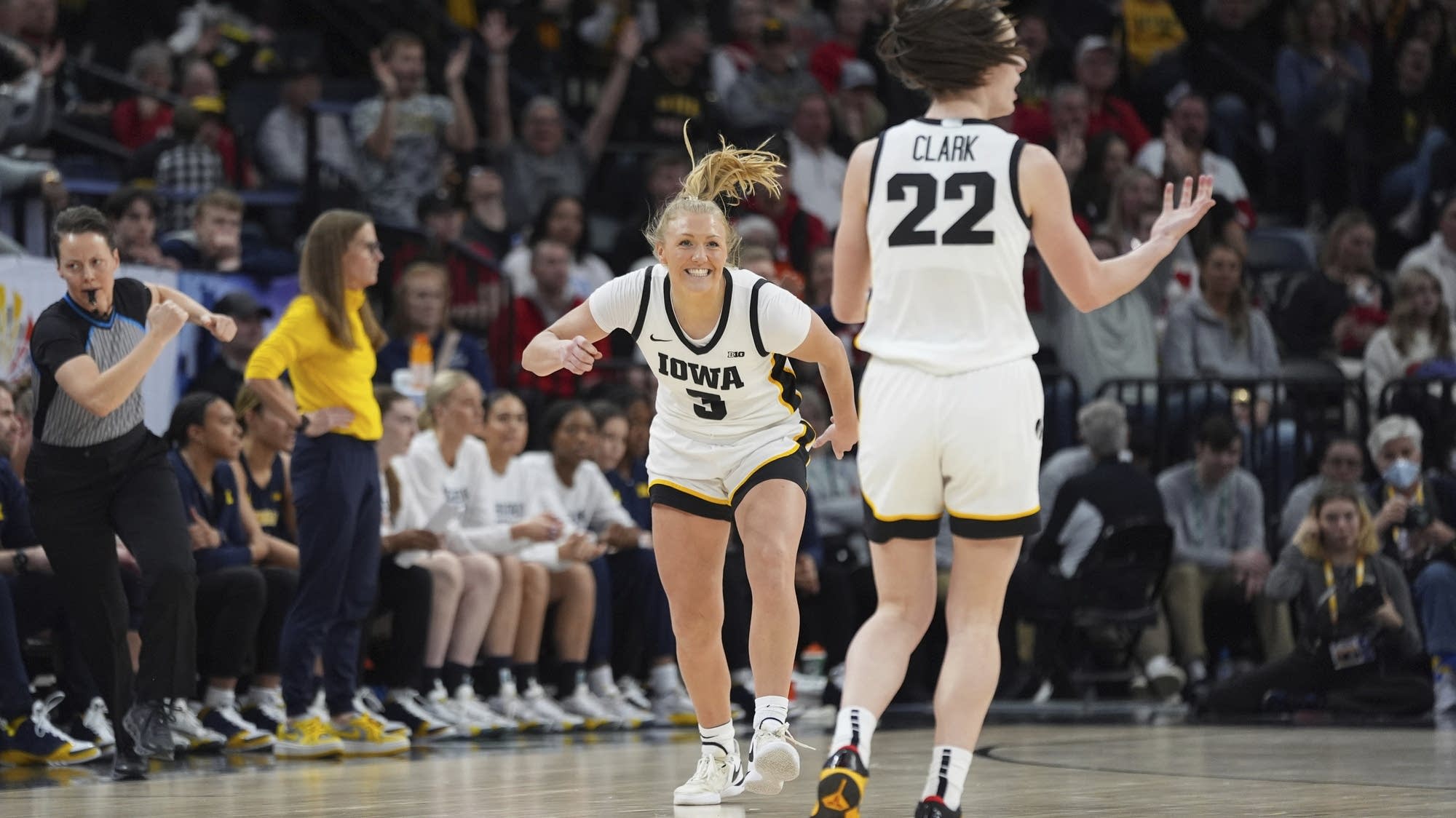 Clark puts up 28 points, 15 assists for No. 3 Iowa in 95-68 romp past ...