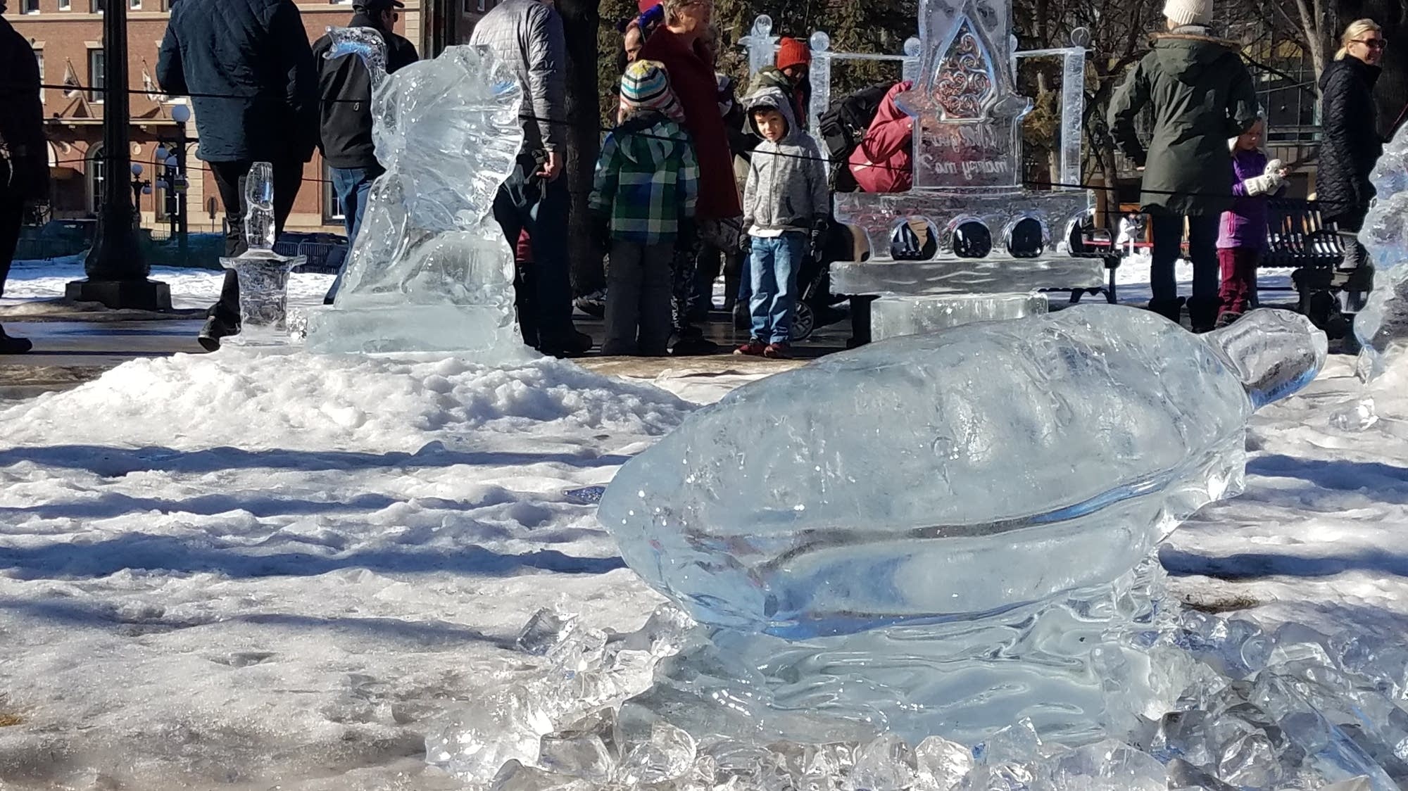 For one sunny day, Minnesotans make the most of spring in February ...