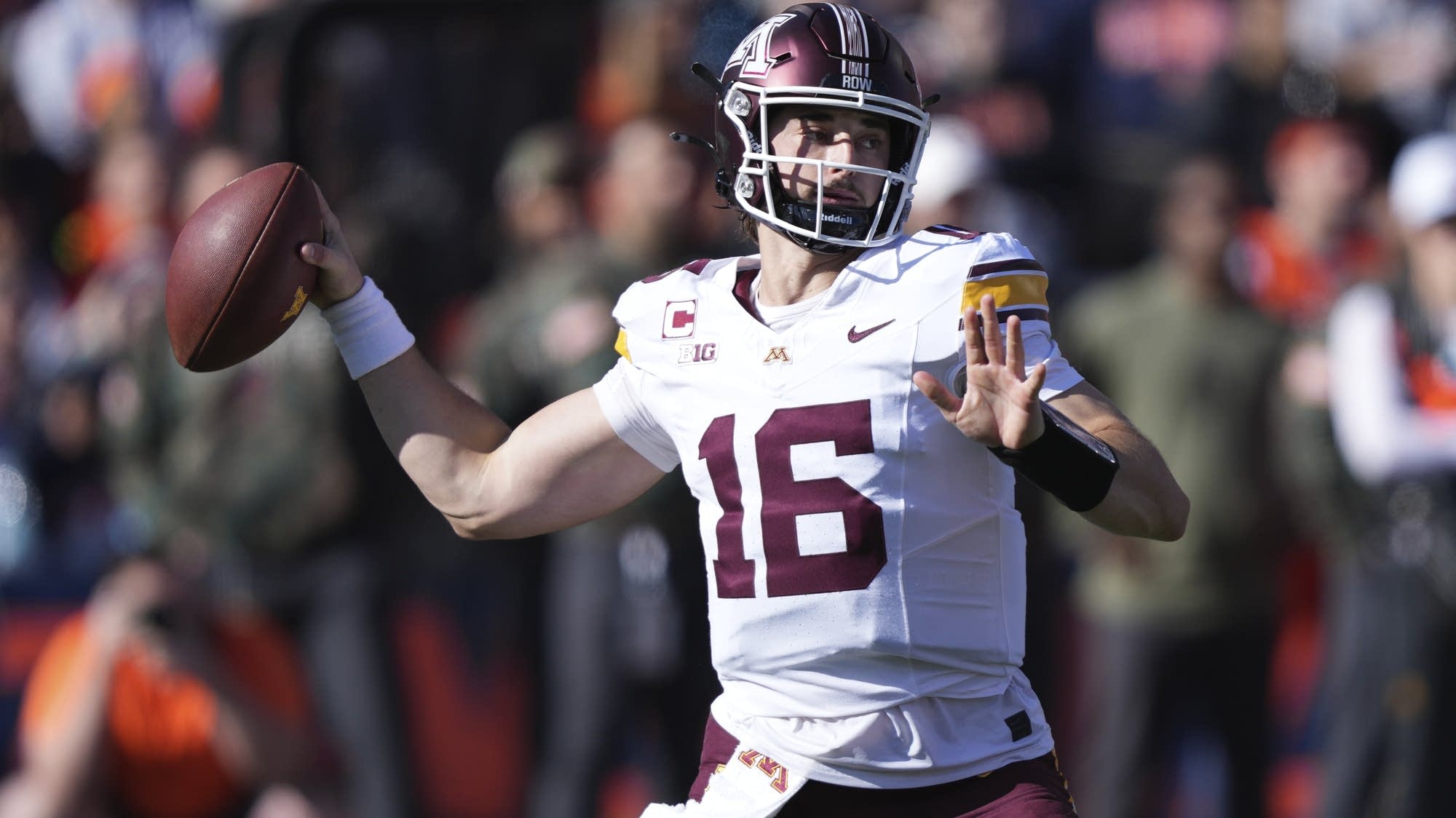 Minnesota rallies to defeat No. 24 Illinois 25-17 for the Golden ...