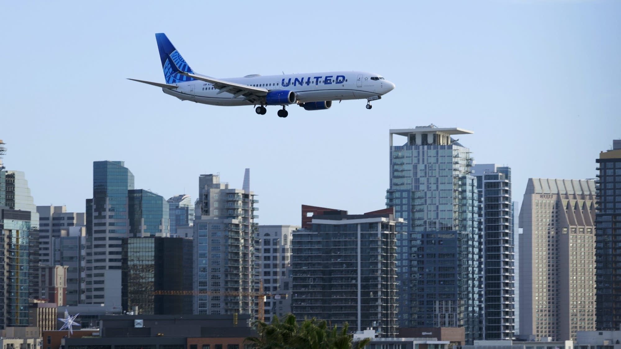 Boeing delays prompt a pause on pilot hiring at United, Southwest ...