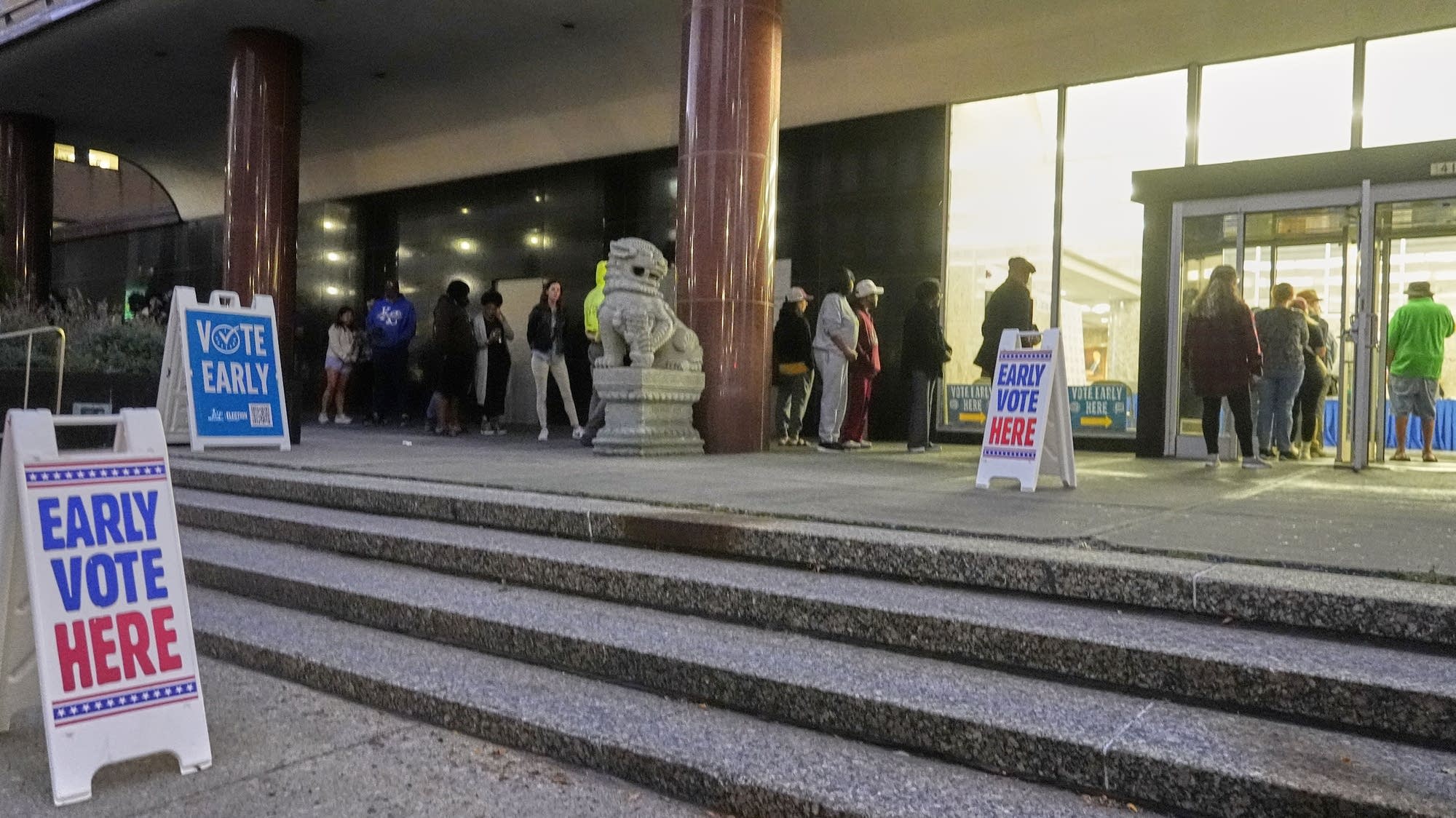 Wisconsin sees high turnout on the first day of in-person absentee ...