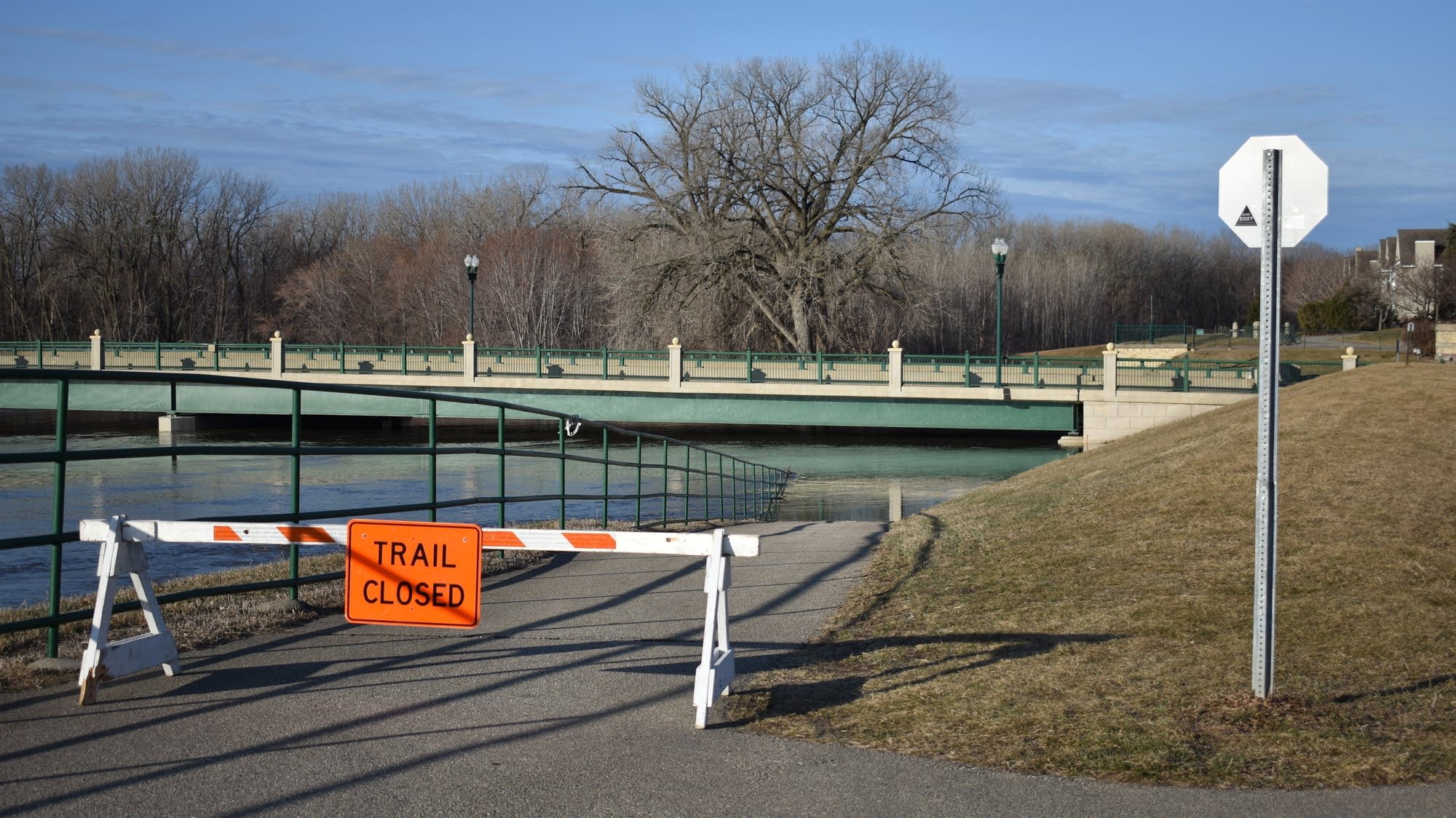 Fargo-Moorhead slows preparations as flood risk drops; road closures ...
