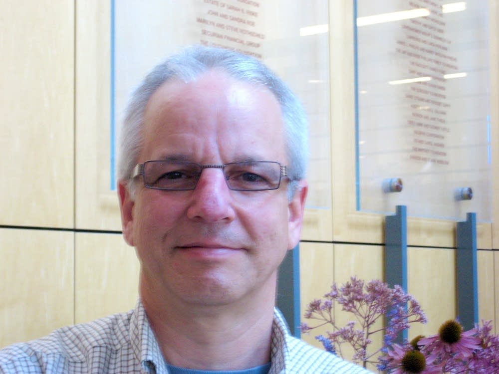 Fair Hounds: Fair ware hawkers are carnival characters | MPR News