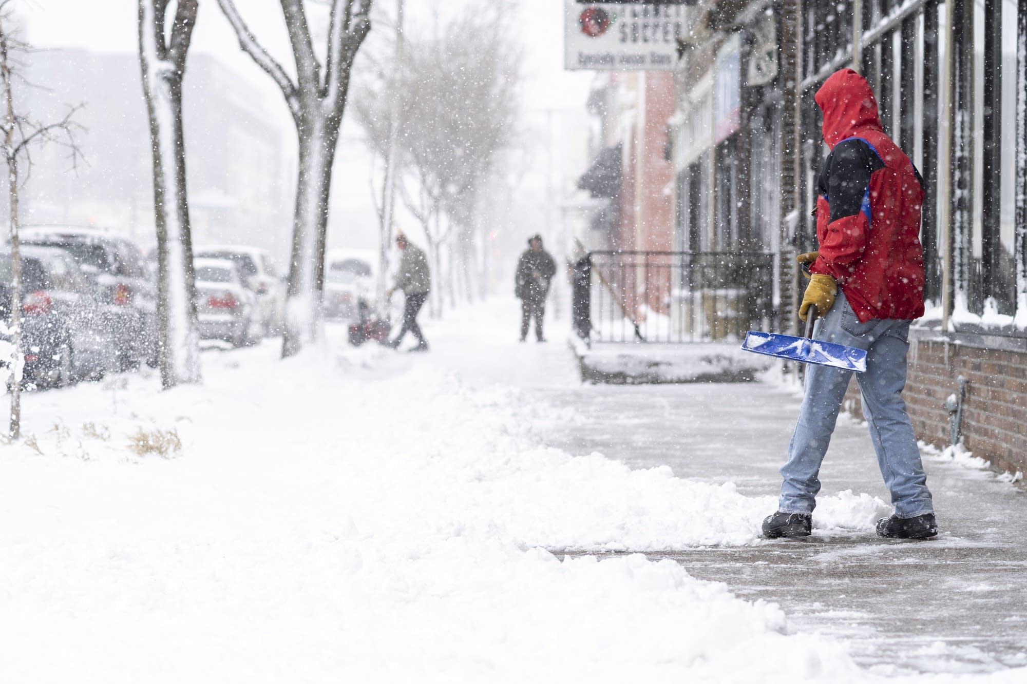 Photos: (Fool?)Hardy Minnesotans take on April blizzard | MPR News