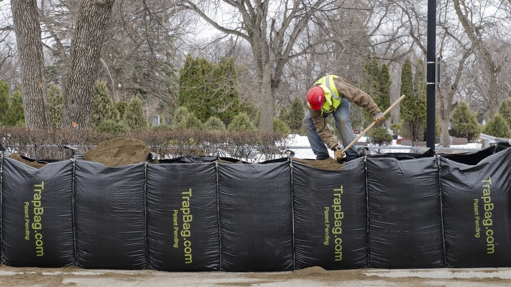 Fargo starts temporary levee construction ahead of flood | MPR News