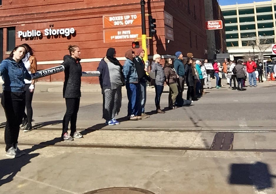 Jamar Clark protesters stop Target Field rail service; arrests made ...