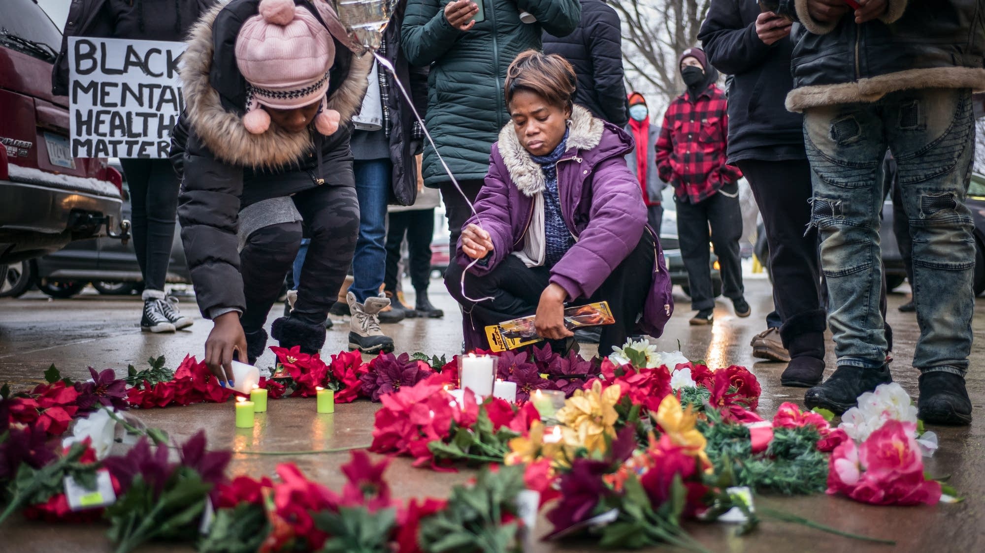 Dozens protest fatal police shooting of Austin, Minn., man | MPR News