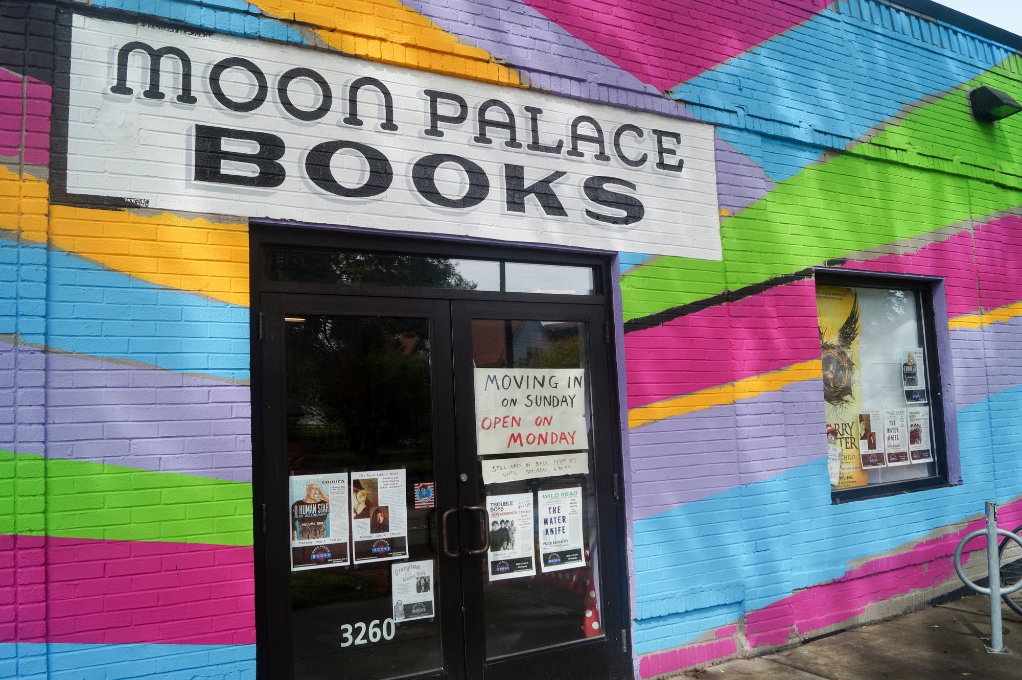 Moon Palace Books moves with the help of a 60-person book brigade | MPR ...