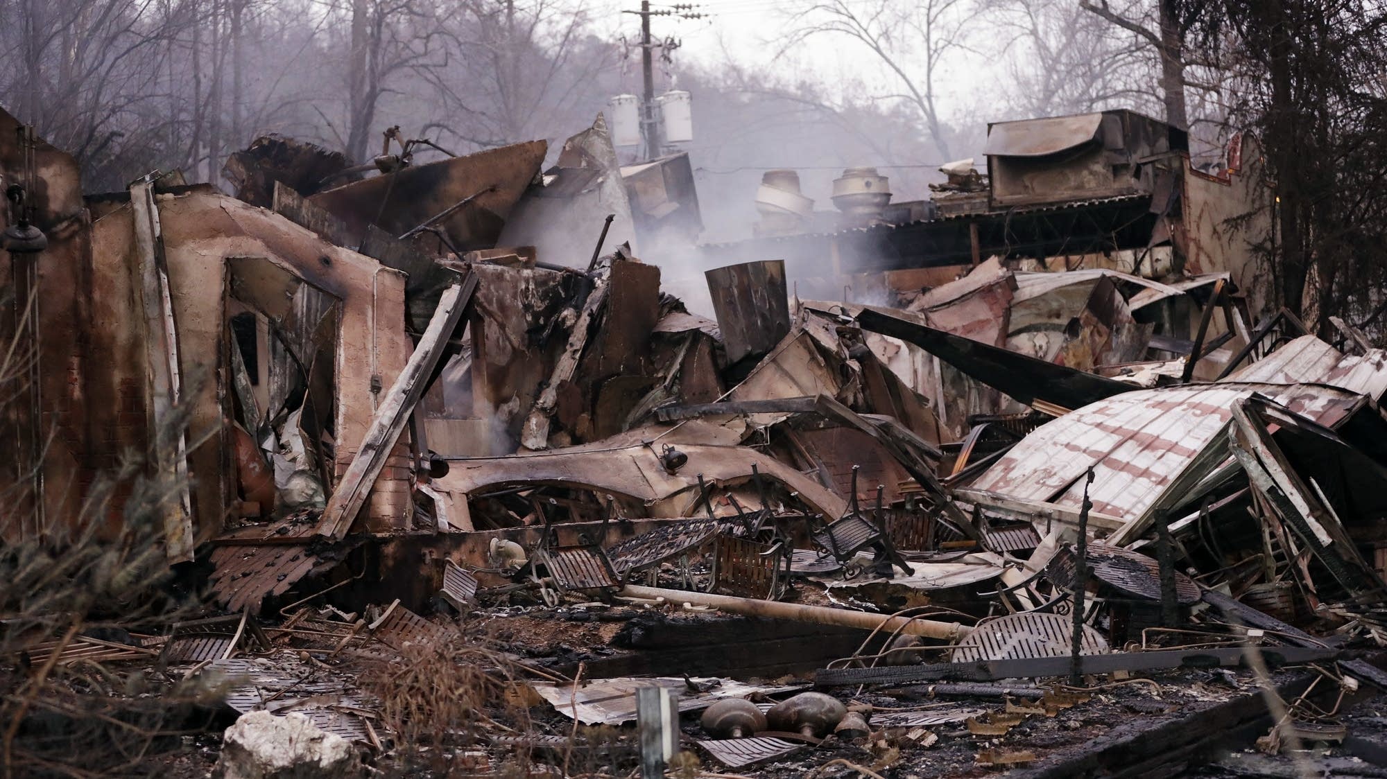 Minnesota firefighter helps battle Tennessee wildfires | MPR News