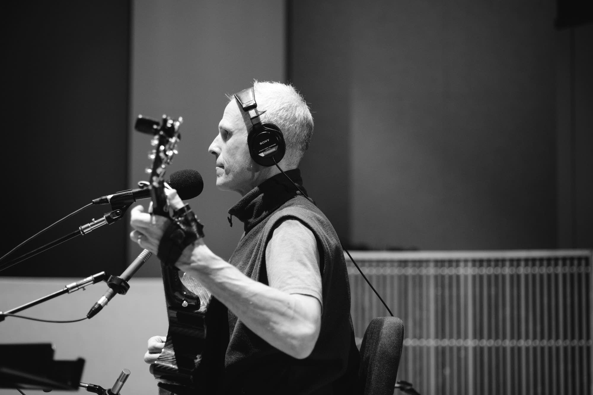 Peter Mayer performs at Radio Heartland | The Current