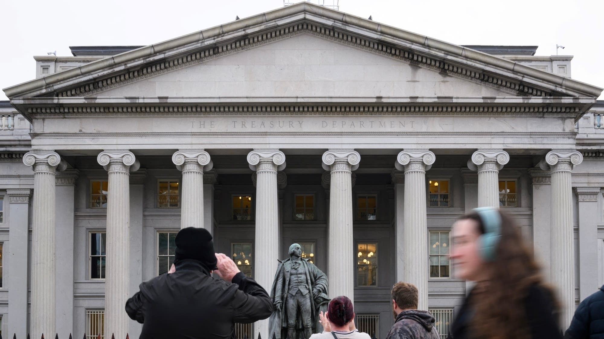 Bond investors monitor Treasury auctions for warning signs
