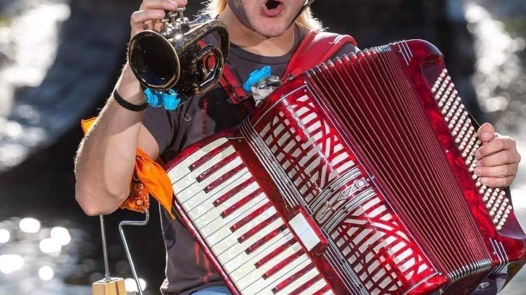 'Steve's Overpopulated One-Man Band' tells stories of life on the Iron ...