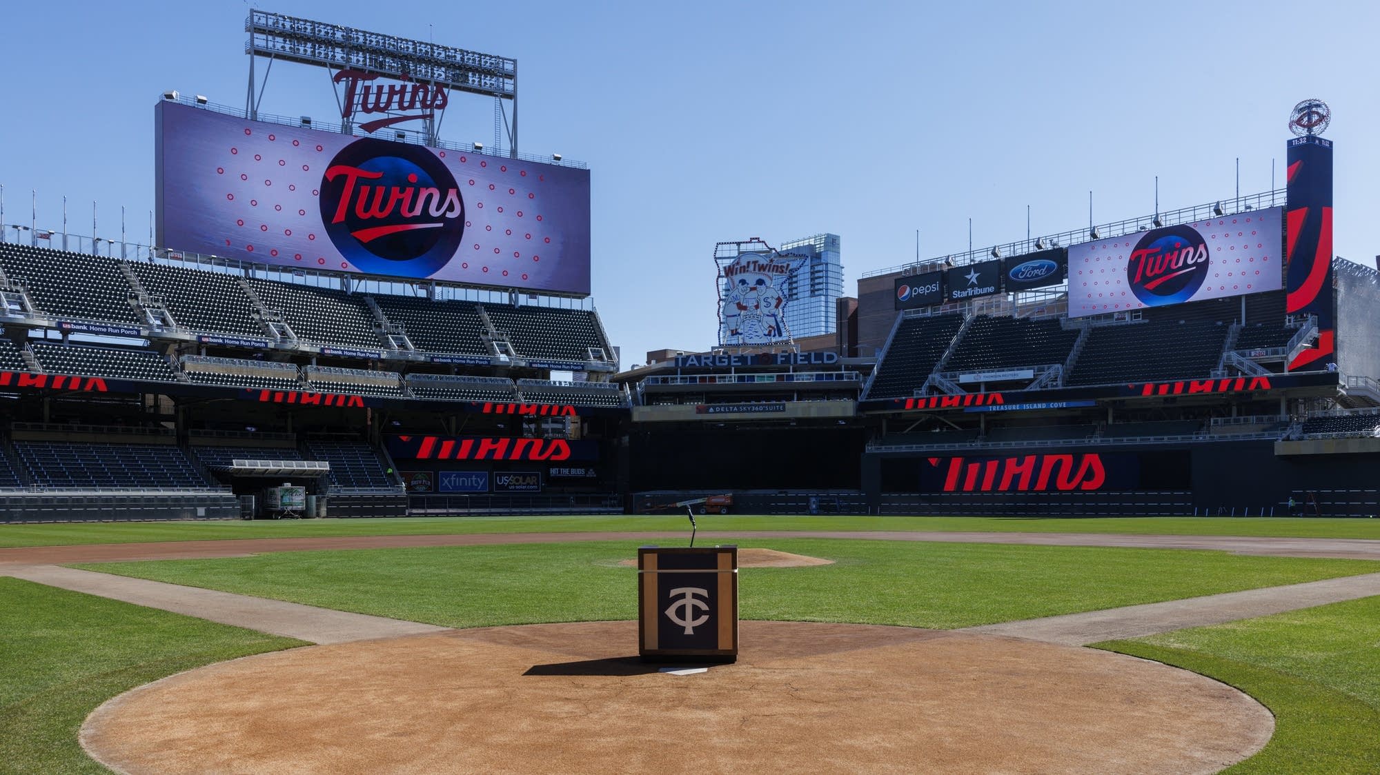 Minnesota Twins unveil new made-in-Minnesota scoreboard | MPR News