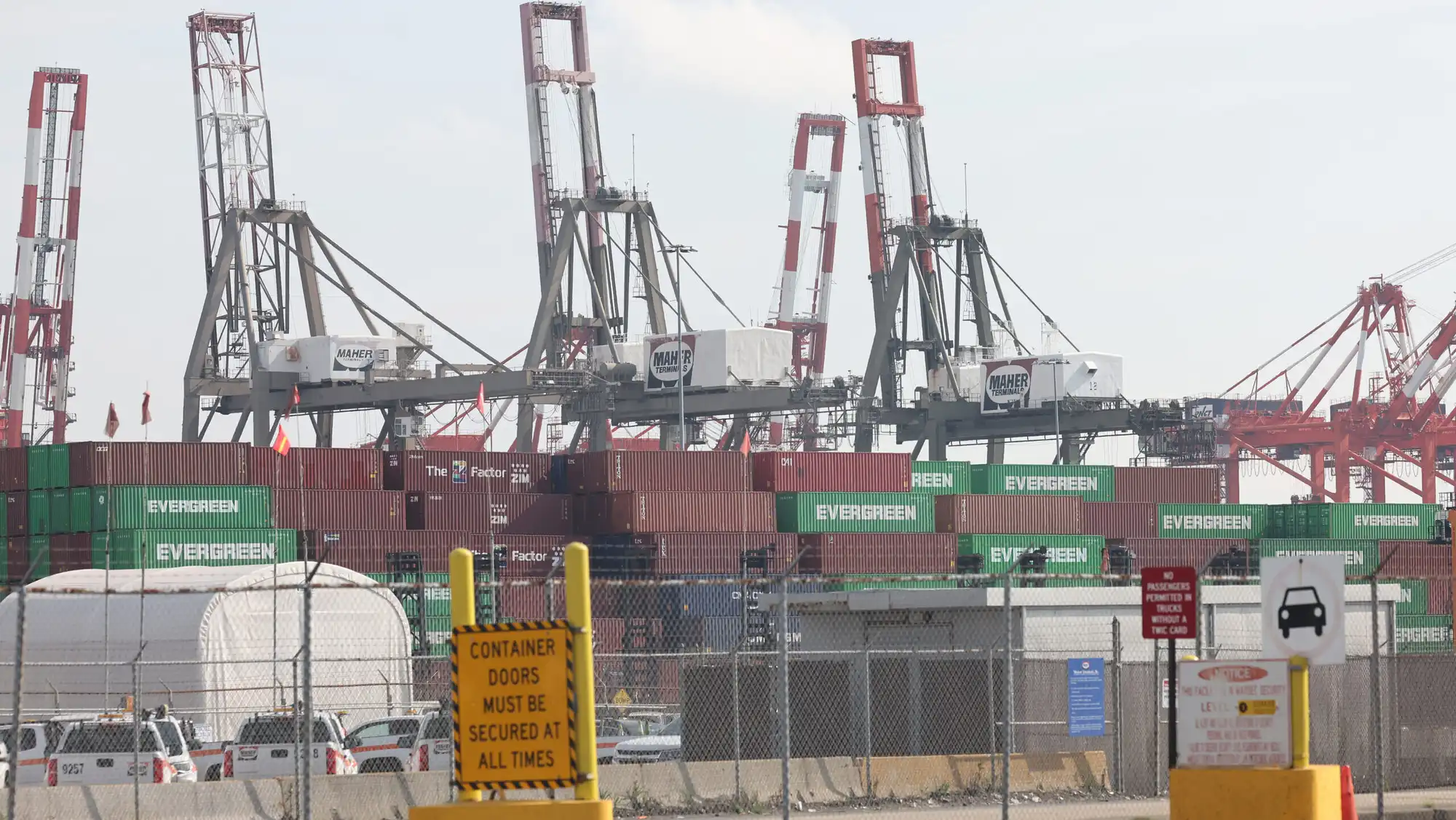 Port workers and employers restart talks