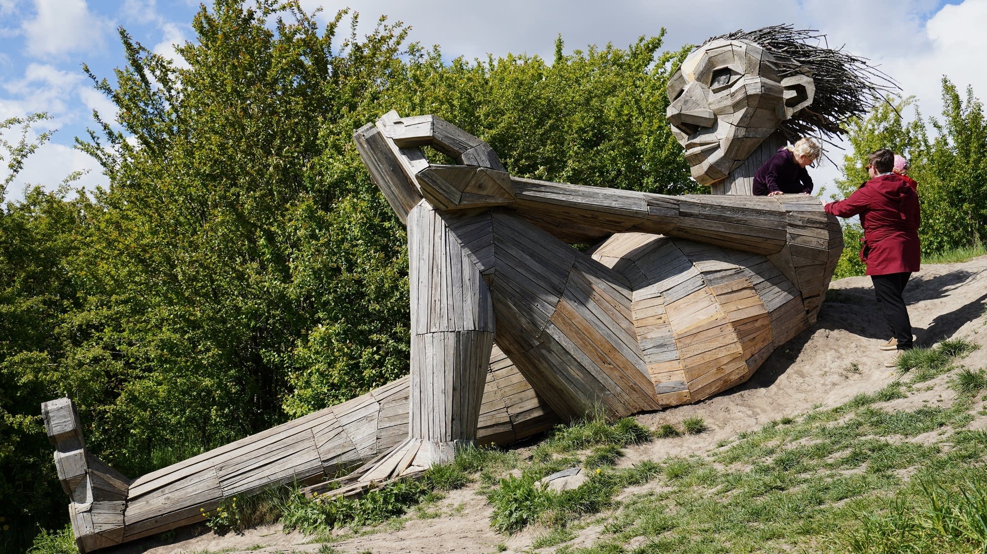 'Long Leif' siblings go indoors as Detroit Lakes troll artist stages ...